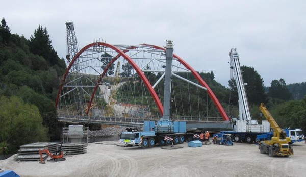 400 tonne Waikato River bridge successfully lifted into final position ...