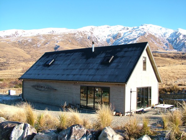 Australians claim our prized hotspot as their "local" | infonews.co.nz ...