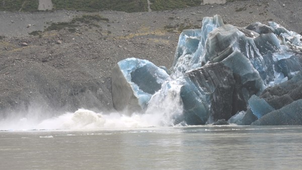 Spectacular iceberg action creates 'splash' at Aoraki Mount Cook ...